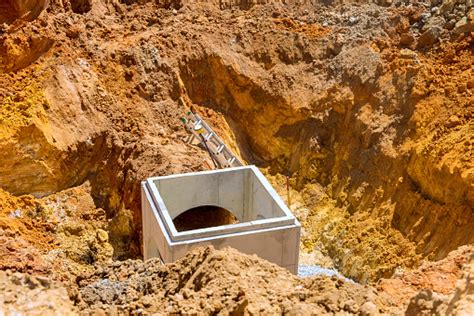 건설 현장 건설 중에는 배수 콘크리트 수집기 맨홀이 설치되었으며 지하 빗물 처리를위한 내부 우물 하수도 시스템이 설치되었습니다 0명에 대한 스톡 사진 및 기타 이미지