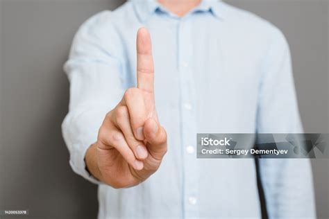 비언어적 제스처 기호 주의 잠깐만요 손 기호를 보여주는 클로즈업 남자 검지 손가락 위로 개념에 대한 스톡 사진 및 기타 이미지 Istock