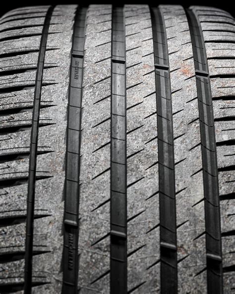 Roman Tikhonov - MICHELIN Pilot® Sport SUV • 285/35 R21 (105Y) XL • 220/A/A