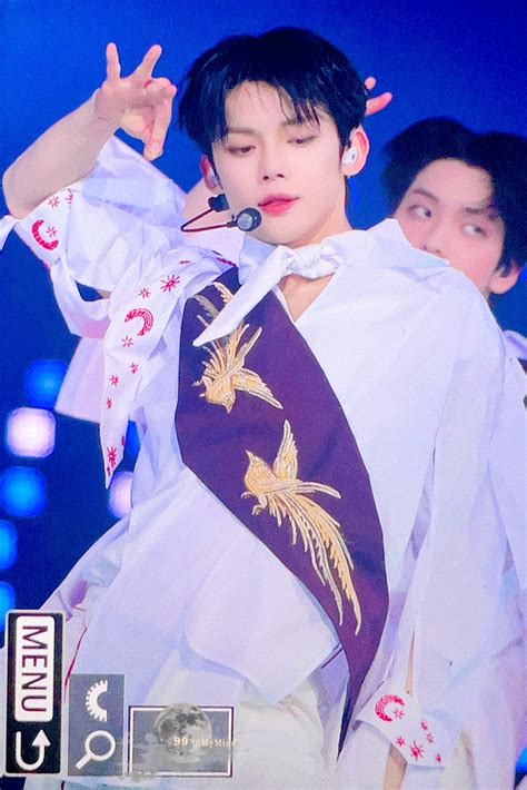 더쿠 오늘 투바투 의상 진짜 독특하고 예쁘다