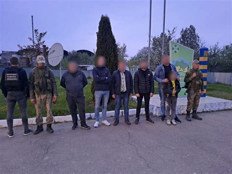 На кордоні з Угорщиною затримали 6 військовозобовязаних чоловіків Один з них взяв з собою