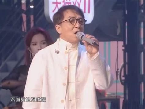 66岁成龙台上打醉拳，动作流利宝刀不老凤凰网