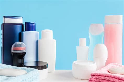 다른 다채로운 아름다움 화장품 크림 항아리 비누 및 파란색 배경에 수건 몸과 휴식 여자와 남자를 위한 케어 제품 텍스트 또는