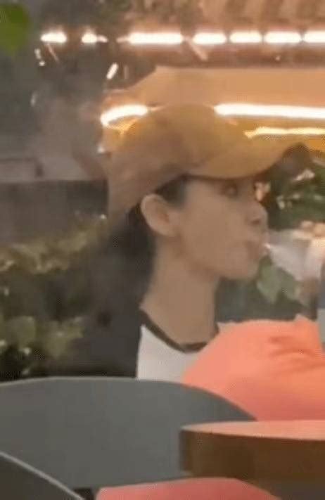 杨颖街边吃夜宵被偶遇 戴鸭舌帽简单随意侧颜超绝 搜狐大视野 搜狐新闻