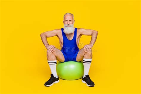 Foto De Longa Metragem De Um Reformado Fixe E Positivo Vestida De