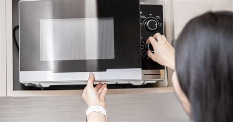 플라스틱 용기에 음식 넣고 전자레인지에 돌리면 끔찍하다 위키트리