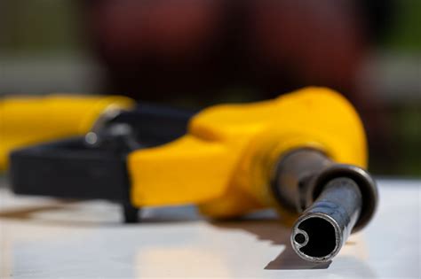 가솔린 권총 펌프 연료 노즐 주유소 펌프 남자는 노즐을 들고 자동차 연료로 가솔린을 급 유 필드의 제한 된 깊이입니다 0명에 대한 스톡 사진 및 기타 이미지 Istock