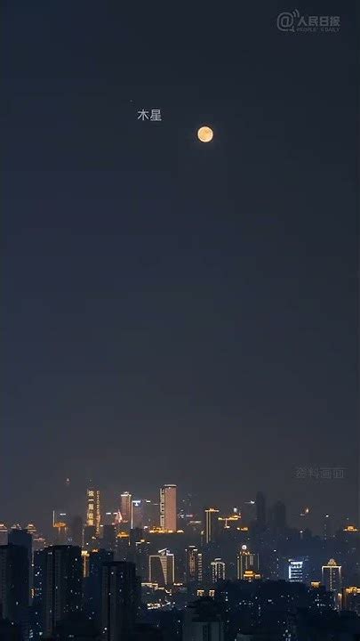超亮木星將遇凸月，星月交響曲明晚上演！】10月9日晨，木星合月，届時只要天氣晴好，感興趣的公眾可於8日晚至9日晨在東南方天空欣賞到超亮木星與