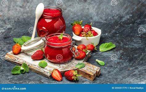 Mermelada De Fresa En El Frasco De Vidrio Marmelada De Fresa Casera Y