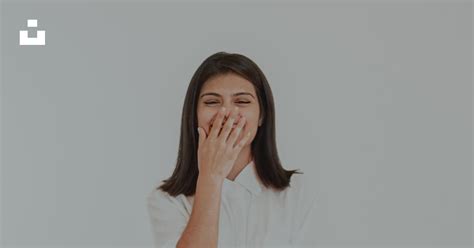 女性が手で口を覆うの写真 Unsplashの無料グレー写真