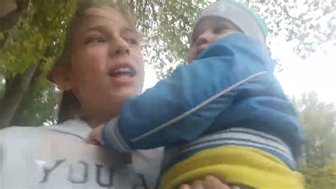 субота гуляю с братом на задньом дворе много листя влог Youtube