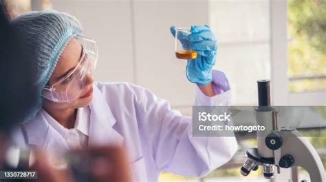 실험실에 있는 여자 과학자는 과학 현미경 의학 시험 및 연구 생물학 화학을 봅니다 과학 약국 유전 연구를 분석하는 여성 기술자