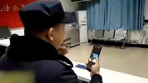 民警咆哮怒怼裸聊诈骗骗子：有本事把脸露出来！所有人澎湃新闻 The Paper