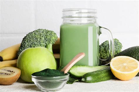 Smoothie Hijau Dalam Botol Kaca Bubuk Spirulina Sayuran Dan Buahbuahan