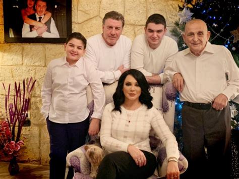 شاهد سلاف فواخرجي تحتفل بعيد ميلاد زوجها مع فرسانها الأربعة