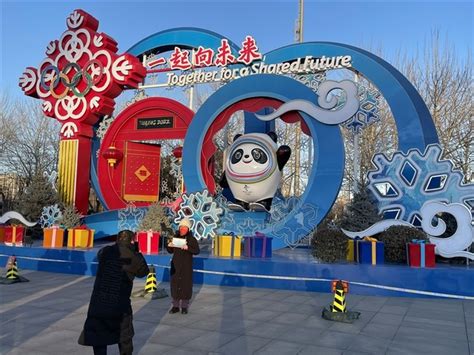 北京冬季五輪の公式マスコット「氷墩墩（ビンドゥンドゥン）」のオブジェ＝4日、北京 五輪マスコット「氷墩墩」人気過熱 日テレアナが火付け役