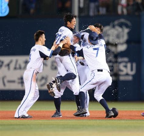 ＜d・巨＞延長10回2死二、三塁、dena・桑原がサヨナラ左前打を放ち、チームメートに手荒い祝福を受ける ― スポニチ Sponichi