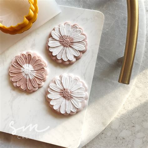 Large Daisy Stamp And Cutter Sarah Maddison Cookie Stamps
