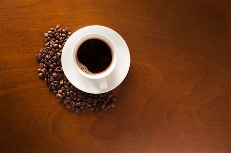 Tasse Kaffee Und Bohnen Auf Holz Kostenlose Foto
