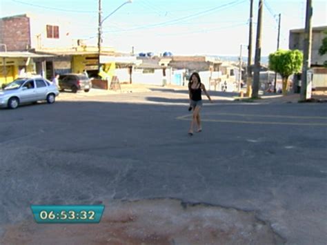 Vídeo Falta de faixas coloca em risco a vida de pedestres em ruas da capital Bom dia SP G1
