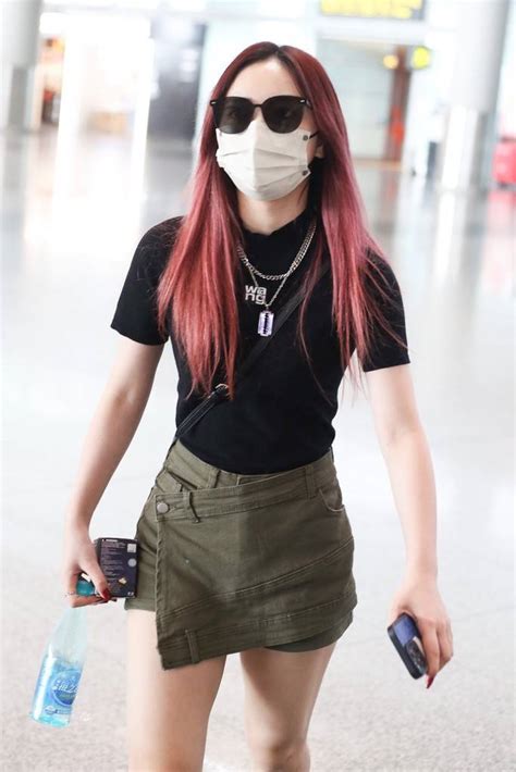苏芮琪黑色短t搭短裙现身机场 长发飘逸动人靓丽 搜狐大视野 搜狐新闻