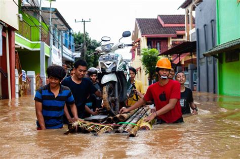 Indonesia Flood Landslide Death Toll Hits 70 News Emirates247