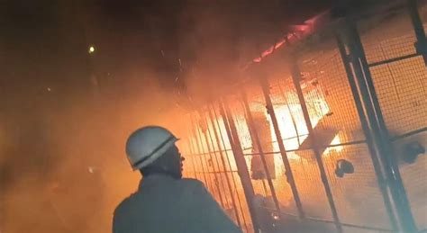 Jamshedpur Fire In Bajar सोनारी एयरपोर्ट बाजार में लगी आग एक दर्जन