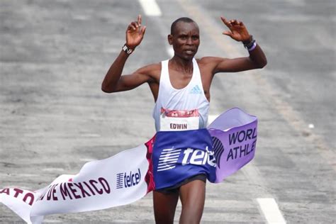 Edwin Kiprop Kiptoo originario de Kenia gana el Maratón CDMX 2022