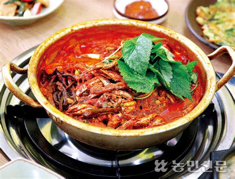 향토밥상 제철 맞은 정어리 한쌈 고소한 봄이 입안 가득