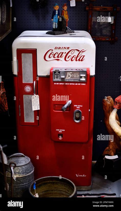 Vintage Coca Cola Vending Machine Hi Res Stock Photography And Images Alamy