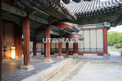 궁궐의 한옥 한옥 Onepro 사진 궁궐 한옥 주춧돌 기둥 창문 방문 격자무늬 지붕 처마 단청 등불