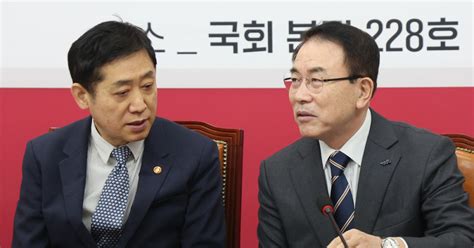 대화 나누는 김주현 금융위원장과 조용병 은행연합회장