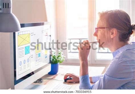desarrollo de sitios web ui ux diseño foto de stock 703336915