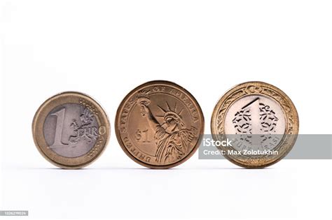 흰색 배경에 터키 리라 1 1 유로와 1 미국 달러의 교단에 동전 0명에 대한 스톡 사진 및 기타 이미지 0명 1 달러