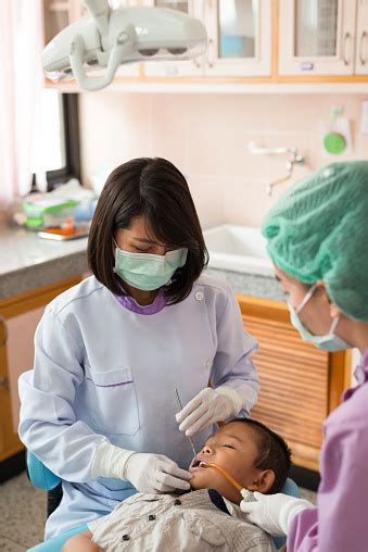 치과 의사 치과 도구를 들고입니다 병원에서 치과 자에 누워 보 치아 검사 거울에 대한 스톡 사진 및 기타 이미지 거울 건강