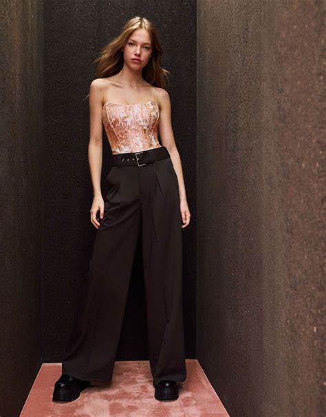Брюки с широкими штанинами и поясом - Для женщин | Bershka
