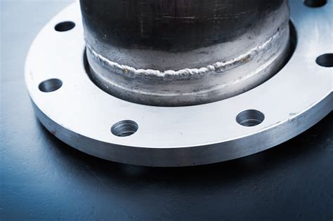 검은색 표면에 스테인리스 스틸 플랜지가 있는 용접 파이프 조각 연결에 대한 스톡 사진 및 기타 이미지 연결 용접 클로즈업 Istock