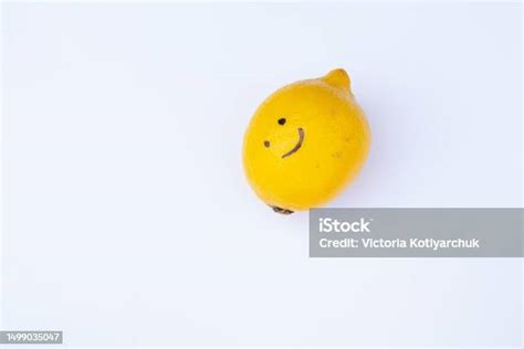 白い背景にレモンに黒いマーカーで笑顔を描いた いっぱいになるのストックフォトや画像を多数ご用意 いっぱいになる かんきつ類