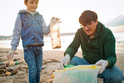 Relawan Keluarga Membersihkan Pantai Dengan Mengumpulkan Sampah Plastik