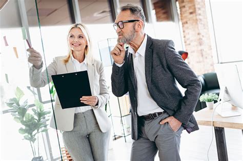 현대적인 사무실 환경에서 직장 회의에서 아이디어를 논의하는 두 명의 동료 2명에 대한 스톡 사진 및 기타 이미지 2명 50 54세 65 69세 Istock