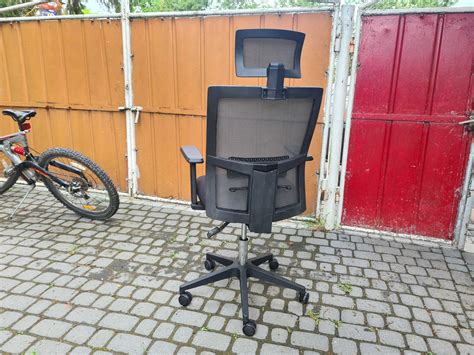 Офісне крісло з регульованою спинкою та підлокітниками 2 800 грн Офісні меблі Тернопіль на Olx