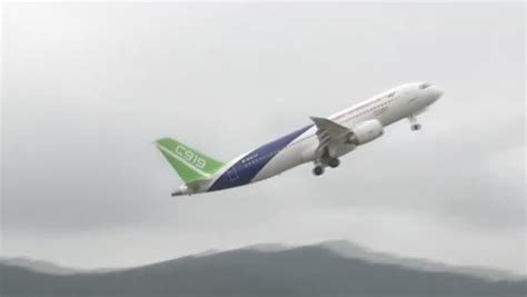 约45度侧飞、超低空飞行，c919首次亮相中国航展关键帧澎湃新闻 The Paper