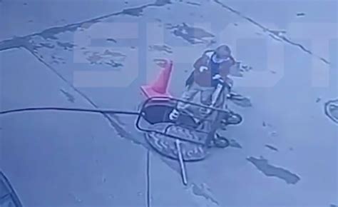 В Питере 4 летний мальчик упал в открытый люк из за того что залип в телефон