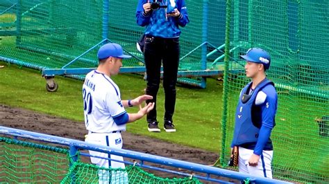 相川亮二コーチとマンツーマンでキャッチングの練習をする松尾汐恩 沖縄キャンプ 横浜denaベイスターズ 202322 Youtube