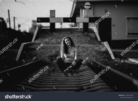 철도 끝에 앉아 있는 소녀 흑백 스톡 사진 1768922867 Shutterstock