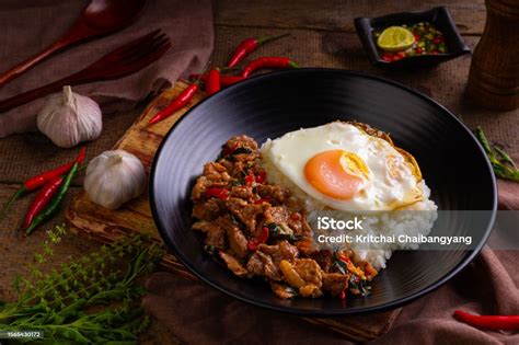 얇게 썬 쇠고기에 홀리 바질과 계란 후라이를 얹은 밥 볶음 거리에 대한 스톡 사진 및 기타 이미지 거리 고기 고추류 Istock