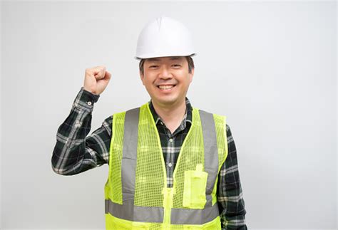 밝은 녹색 작업 조끼와 흰색 안전 모자를 입고 아시아 중년 남성 공사장 인부에 대한 스톡 사진 및 기타 이미지 공사장 인부