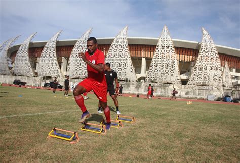 Tinus Pae Bangga Persipura Bisa Bermarkas Di Stadion Lukas Enembe Jubi Papua
