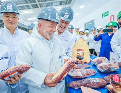 Lula cumprimenta irmãos Wesley e Joesley da JBS durante evento no