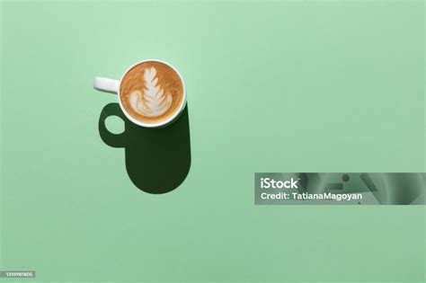 카푸치노가 있는 빈 흰색 머그잔 파스텔 그린 배경에 하드 라이트의 라떼 디자인 상단 보기 플랫 레이 디자인모형 최소한의 스타일 컨셉 핫 드링크 음료 야채 우유 가로 0명에